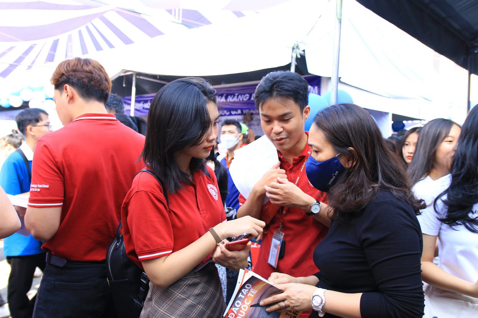 Nữ sinh Ngoại thương với nụ cười tỏa nắng và thành tích học bổng “khủng ...